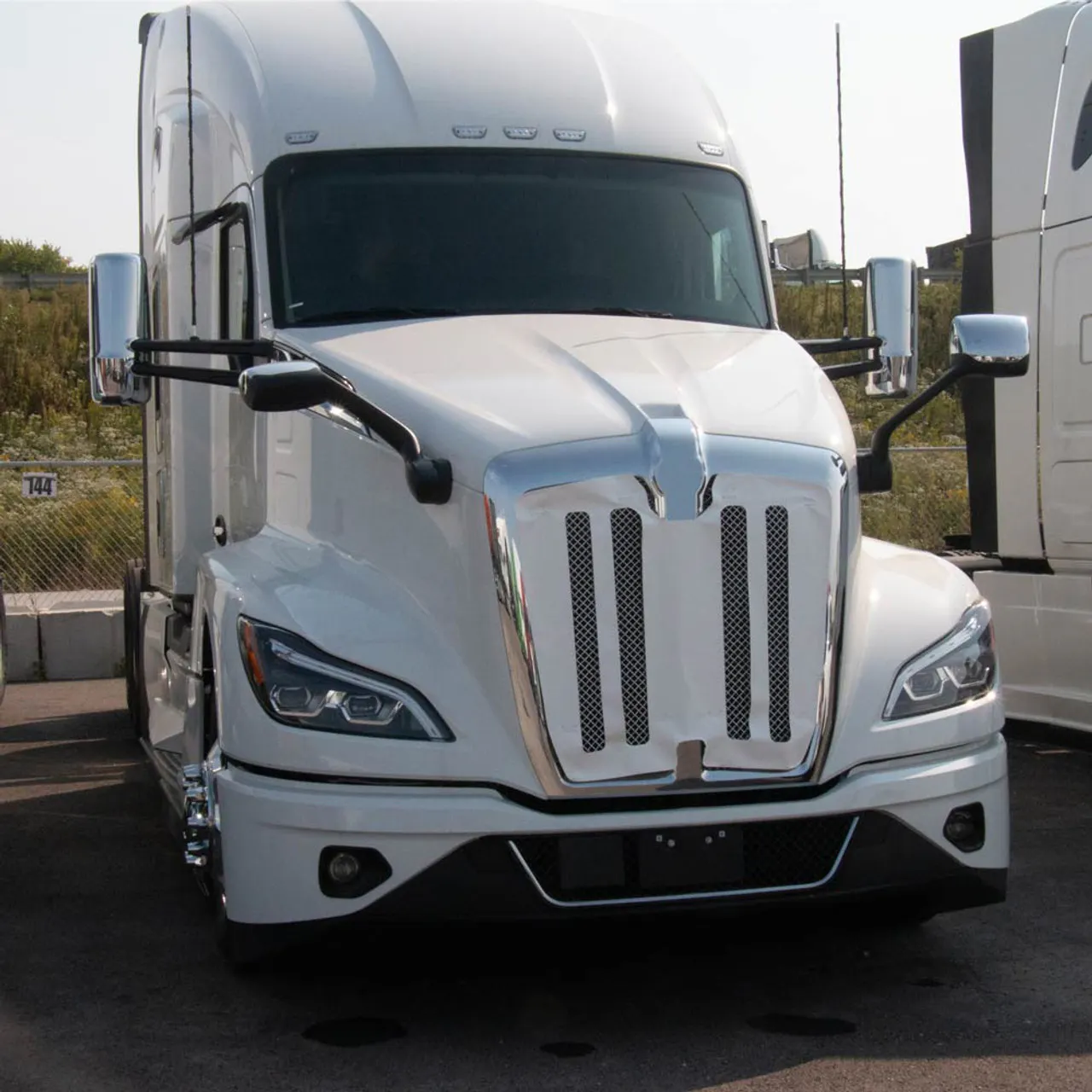 Kenworth T680 Belmor Winterfront White Vinyl