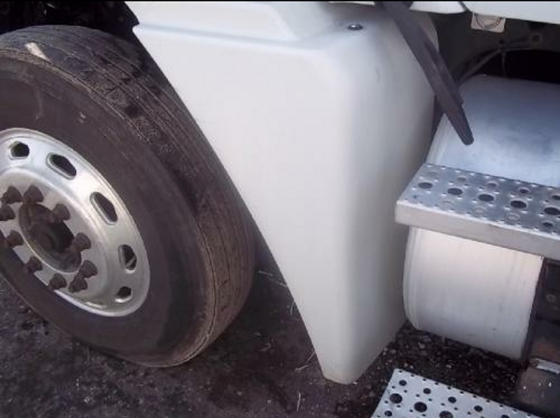 Freightliner Cascadia Splash Guards A22-69527-000 A22-69528-001